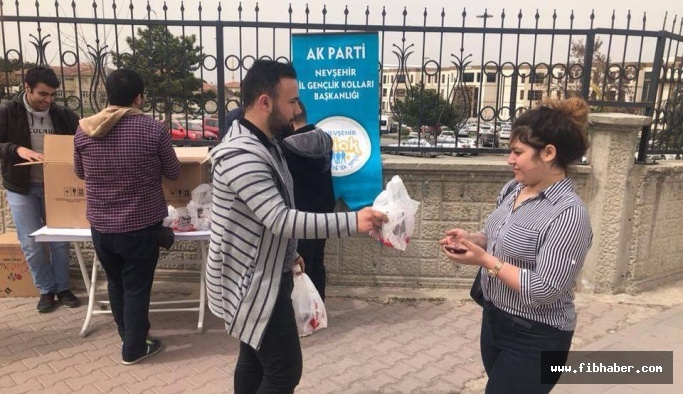 Nevşehir ÜNİAK teşkilatı ögrencilere kandil simidi dağıttı.. - FİB ... Nevşehir ÜNİAK teşkilatı ögrencilere kandil simidi dağıttı.. - FİB ...